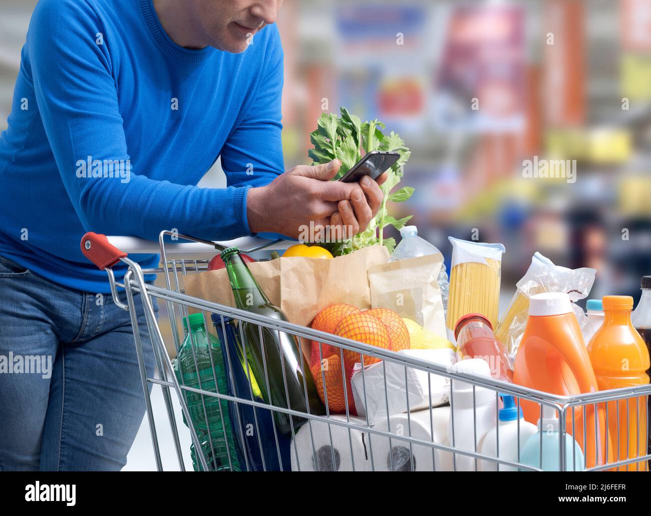 Using shopping cart trolley hi-res stock photography and images - Alamy