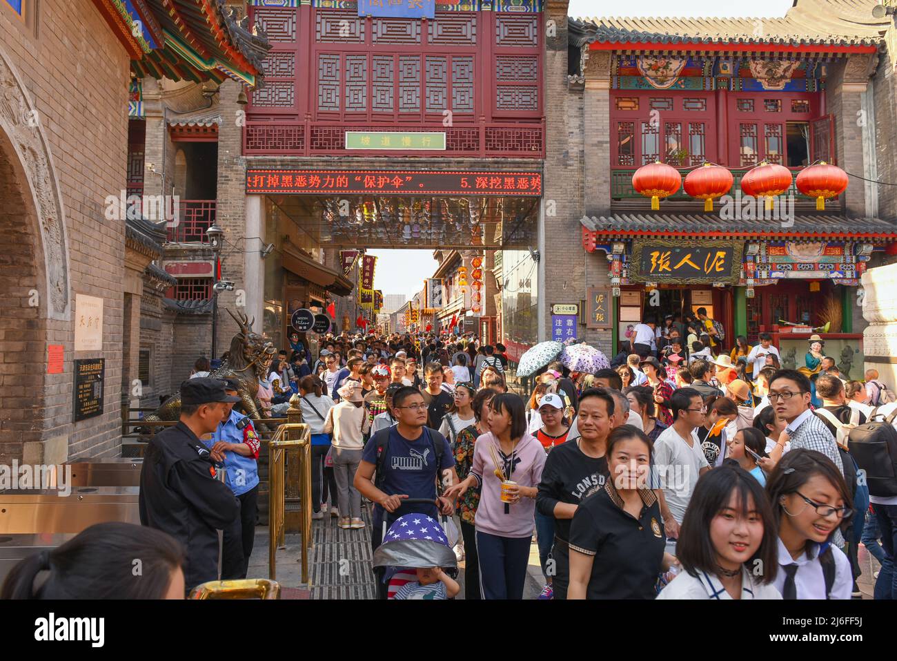 Asian market crowd hi-res stock photography and images - Alamy