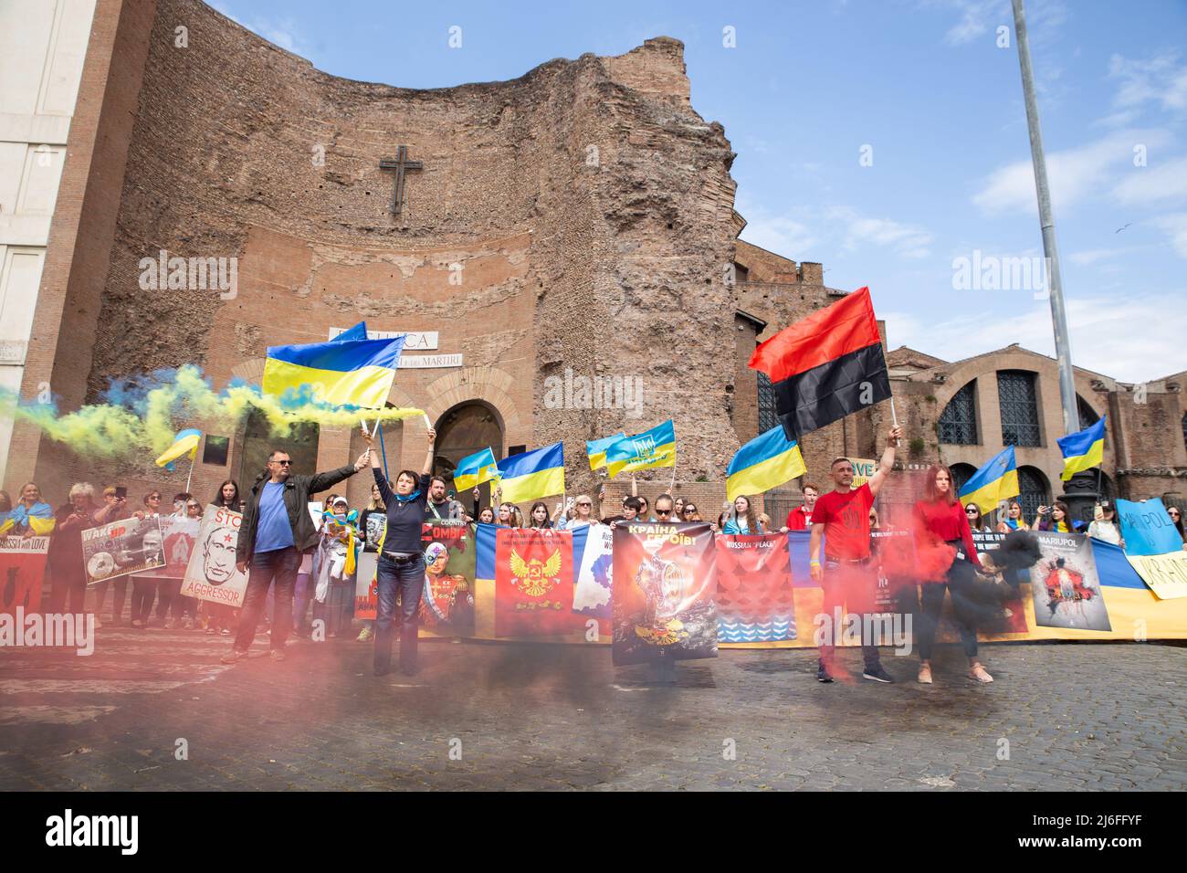Rome, Italy. 01st May, 2022. Flashmob during demonstration organized by ...