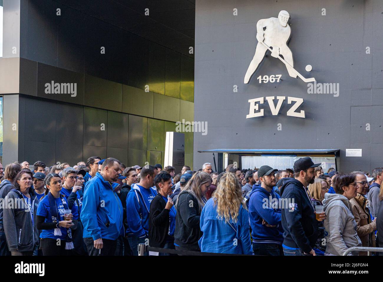 Queue in front of the main entrance of the Bossard Arena during the ...