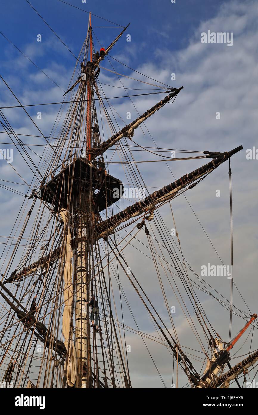 Top crosstree hi-res stock photography and images - Alamy