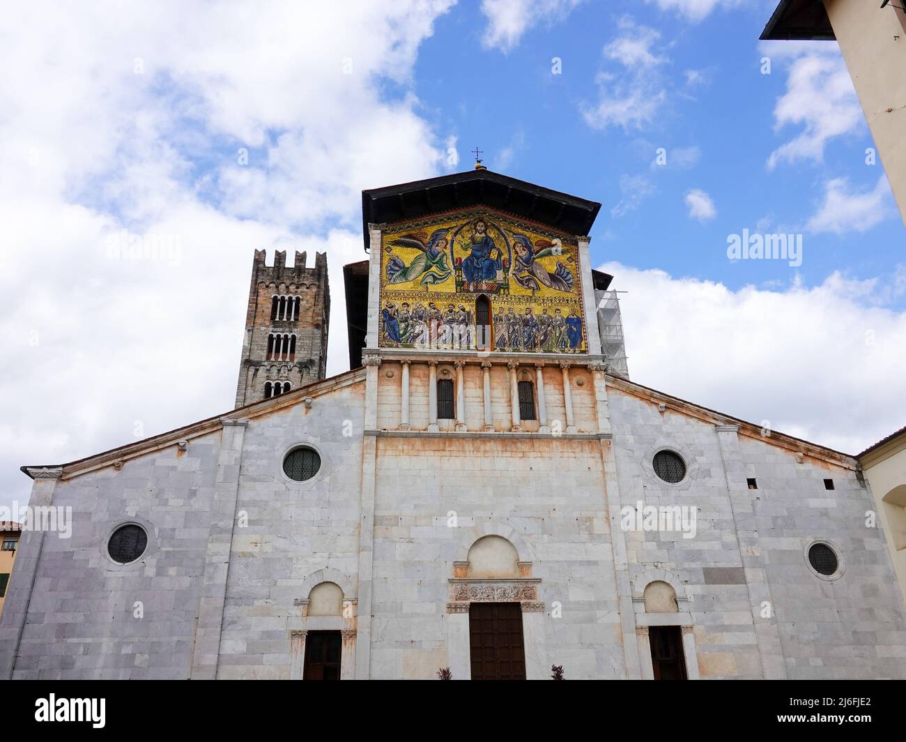 The Basilica San Frediano with striking golden 13th century mosaic ...