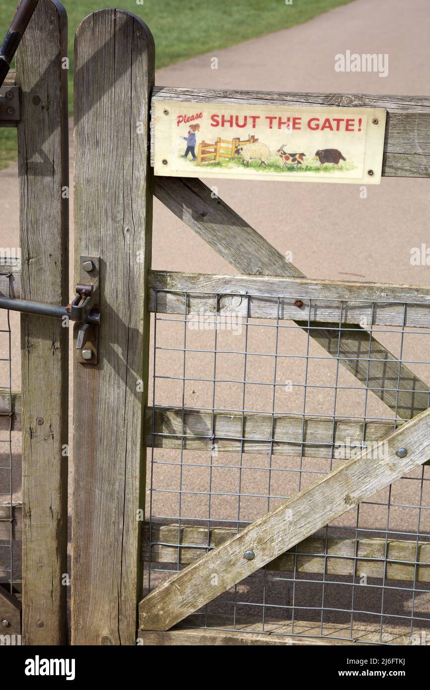 Shut the Gate sign at a farm Stock Photo - Alamy