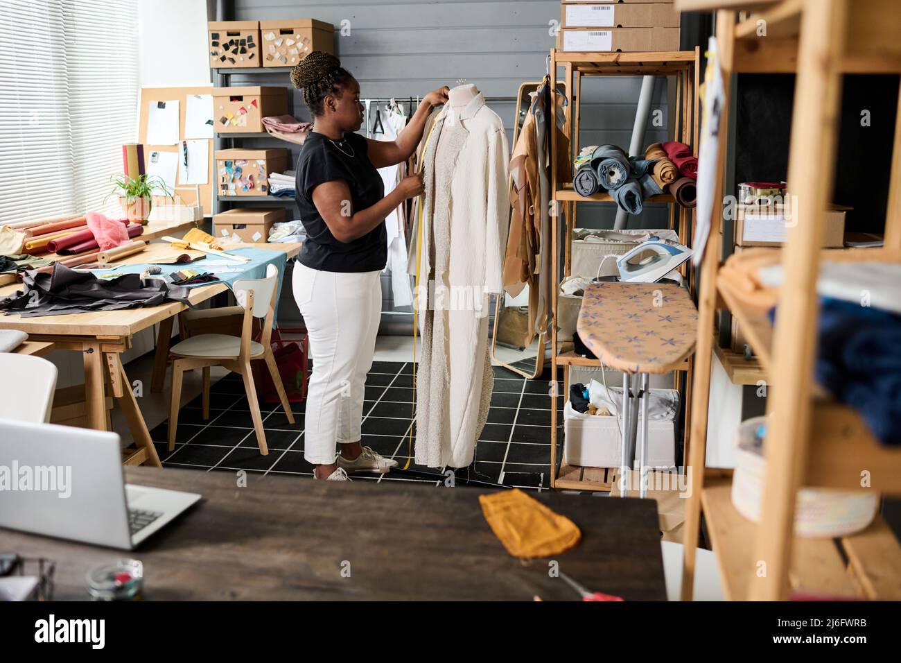 Tailor occupation hi-res stock photography and images - Alamy