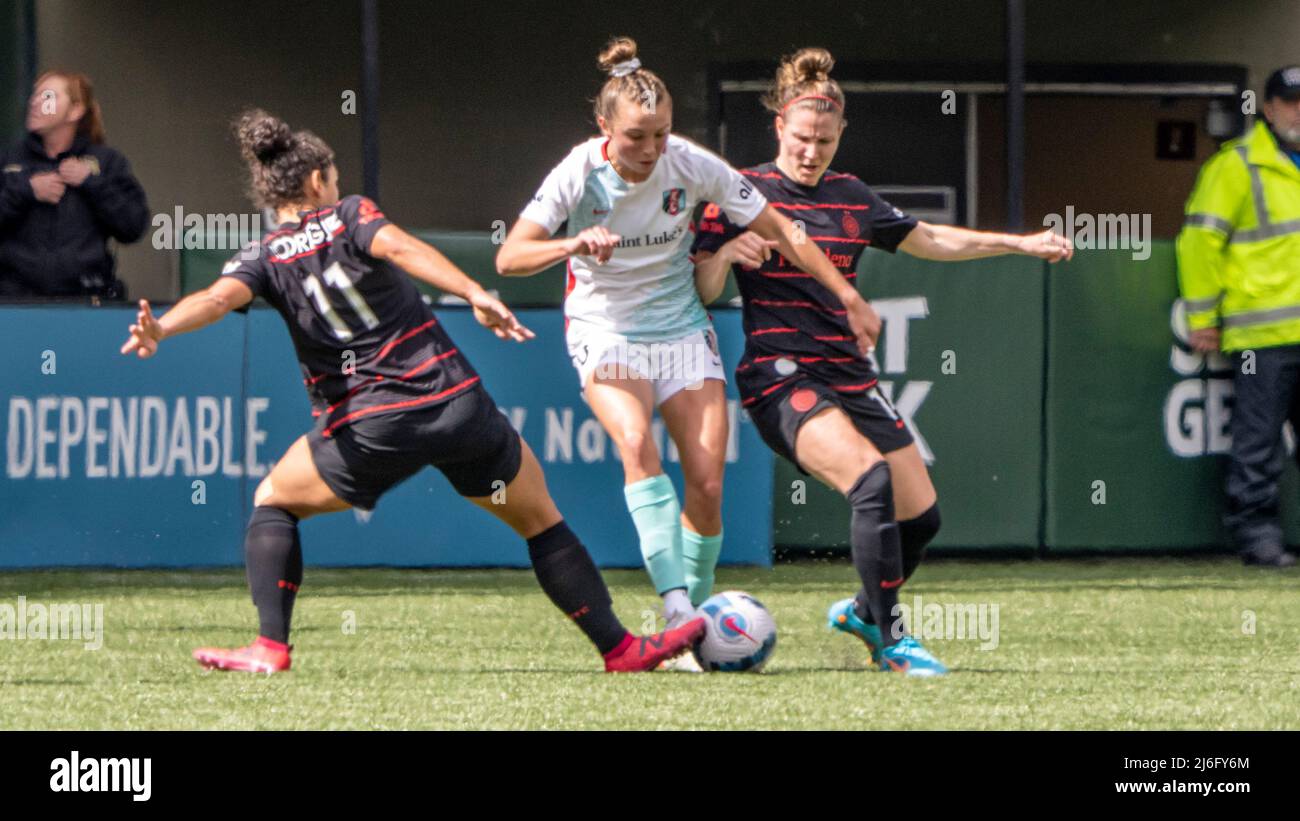Kansas City's Kate Del Fava gets dispossessed by the double team of ...