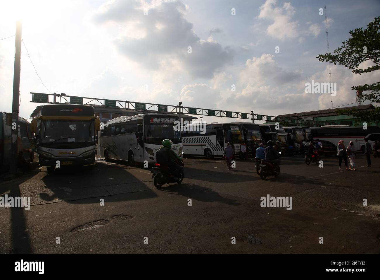 Number 7 bus hi-res stock photography and images - Alamy