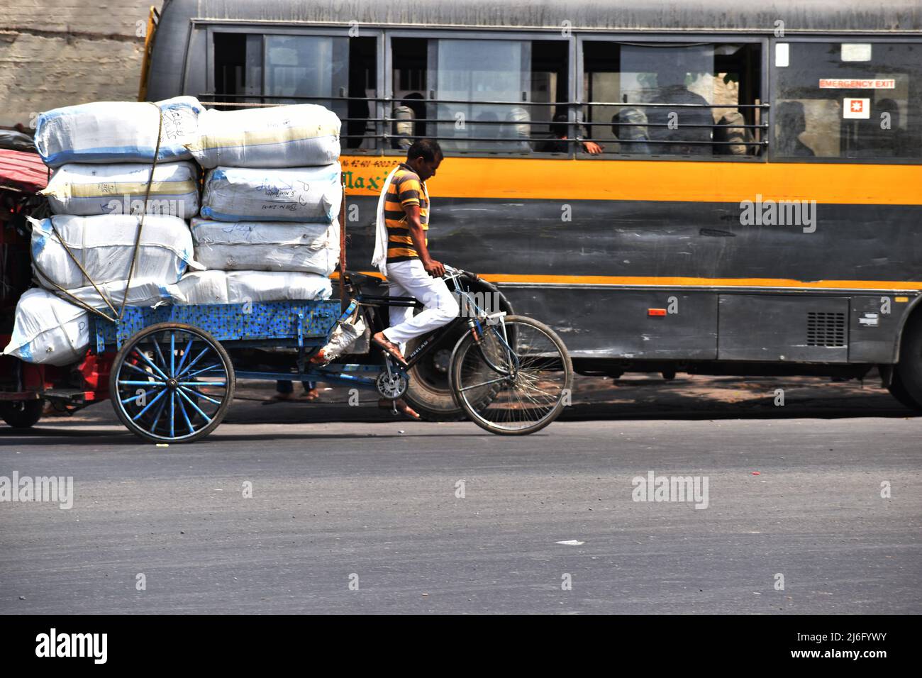 Cart rickshaw puller hi-res stock photography and images - Alamy