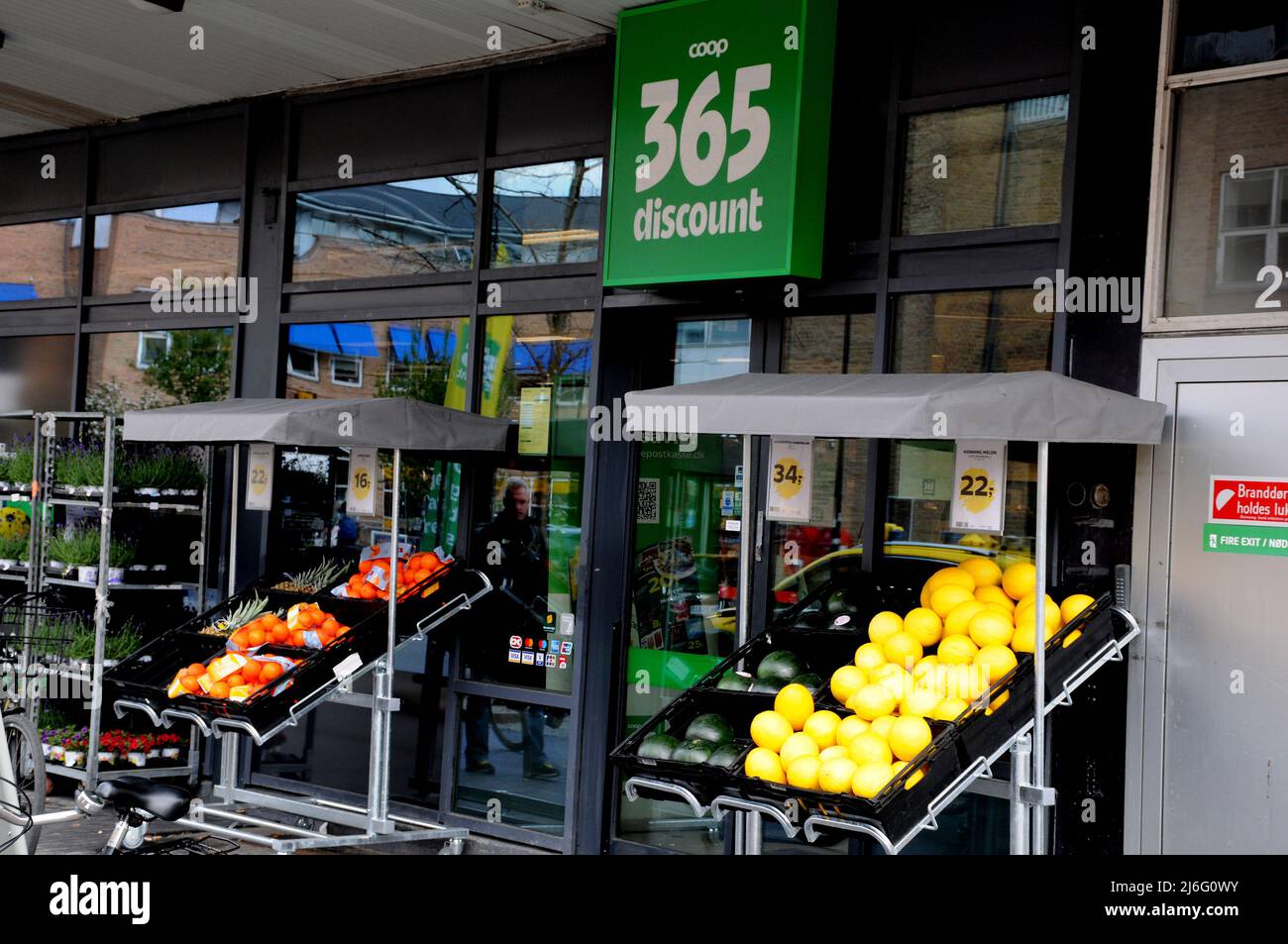 365 discoun t grocery store hi-res stock photography and images - Alamy