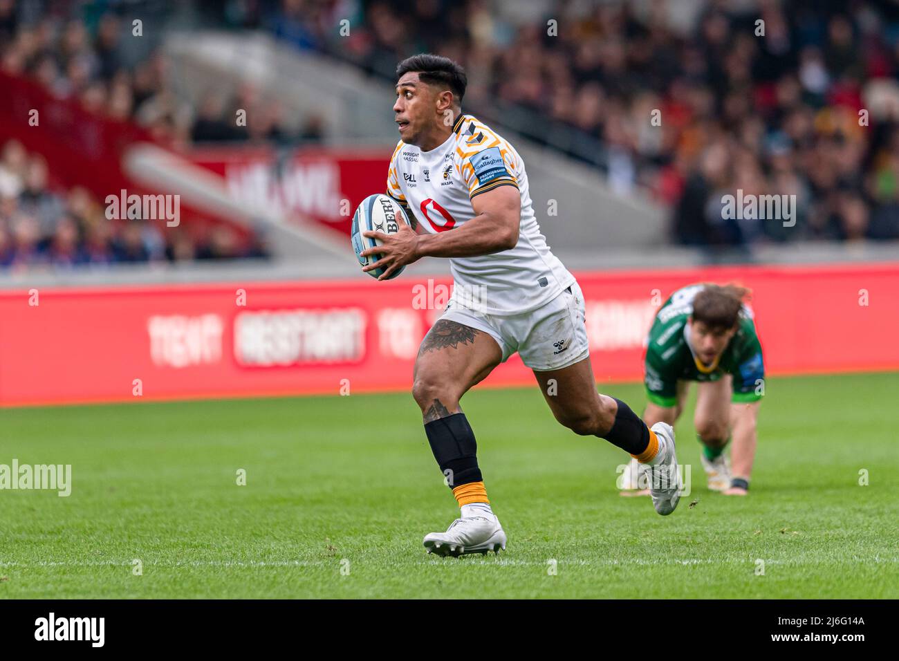 LONDON, UNITED KINGDOM. 01th, May 2022. Malakai Fekitoa of Wasps (left ...