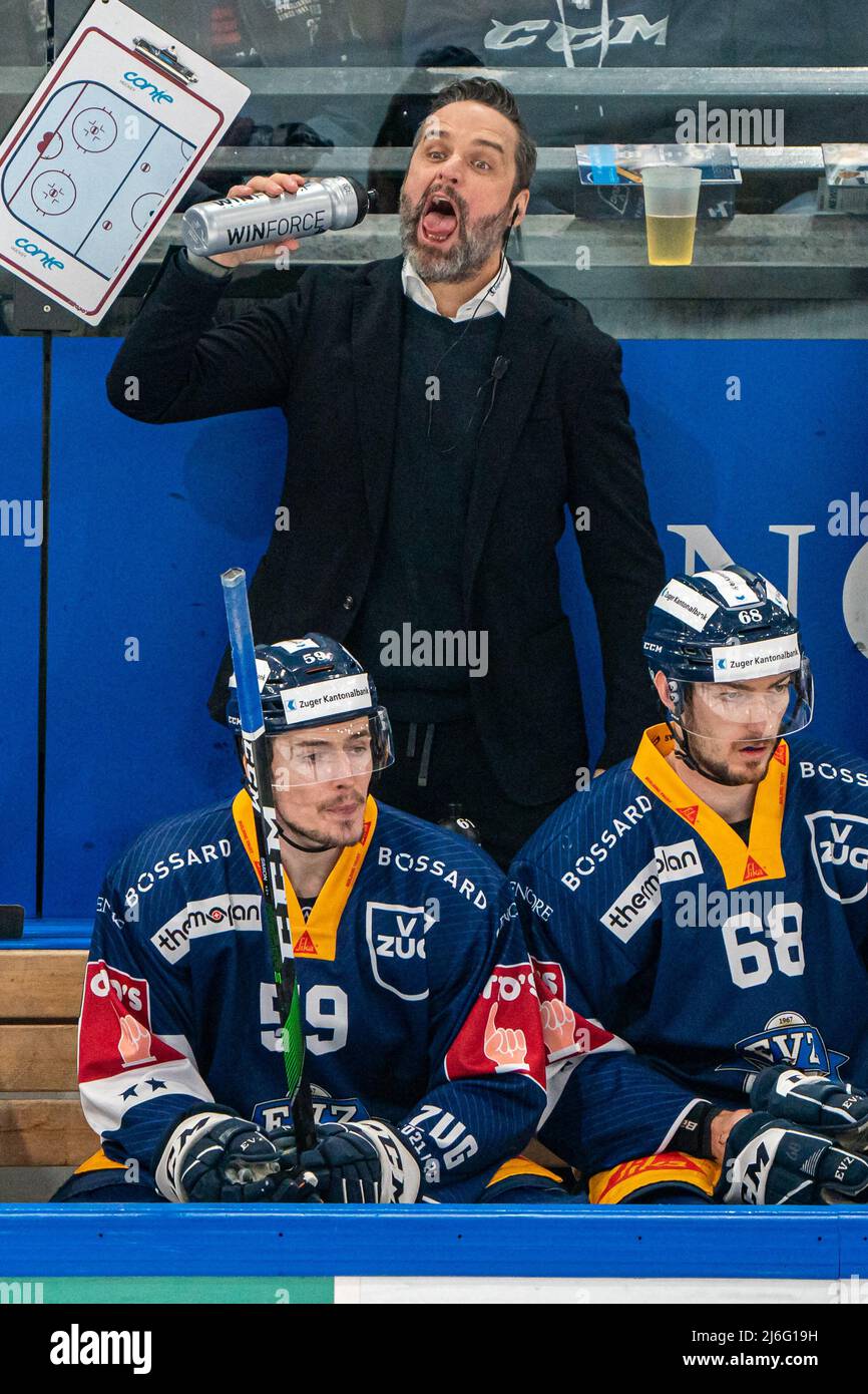 Assistant coach Josh Holden (EV Zug) jokes with Carl Klingberg #48 (EV ...