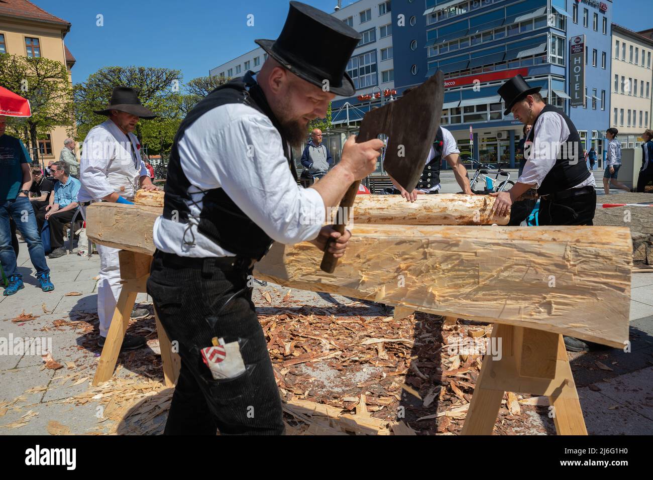 Zimmerleute auf Wanderschaft bei der Mai-Kundgebung auf dem Kornmarkt ...