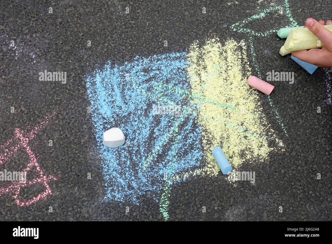 Children draw the Ukrainian flag with chalk Stock Photo - Alamy