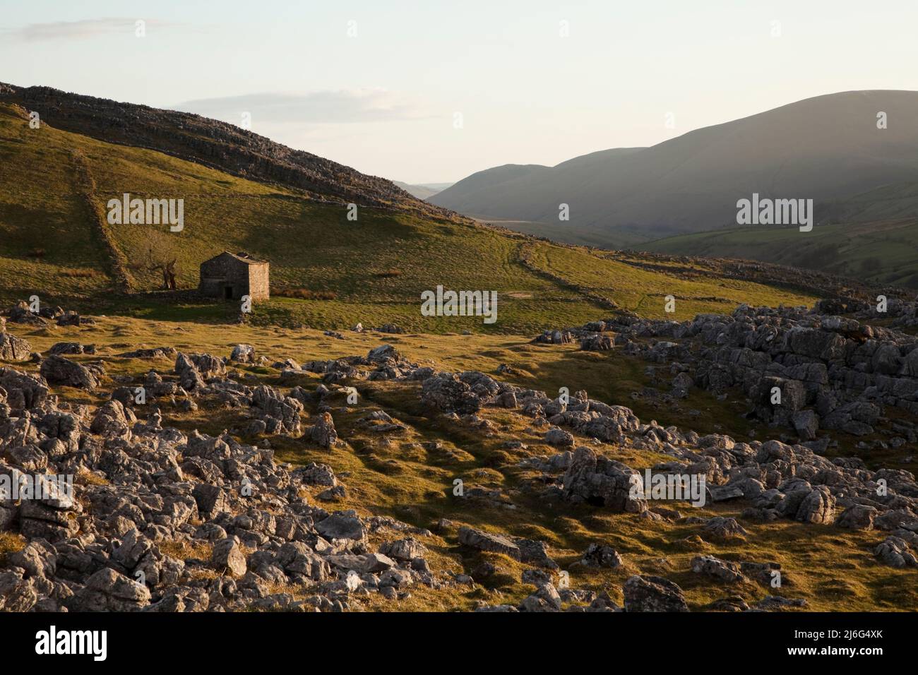 A barn at the limestone pavement of Fell End Clouds near Kirkby Stephen in Cumbria Stock Photo ...