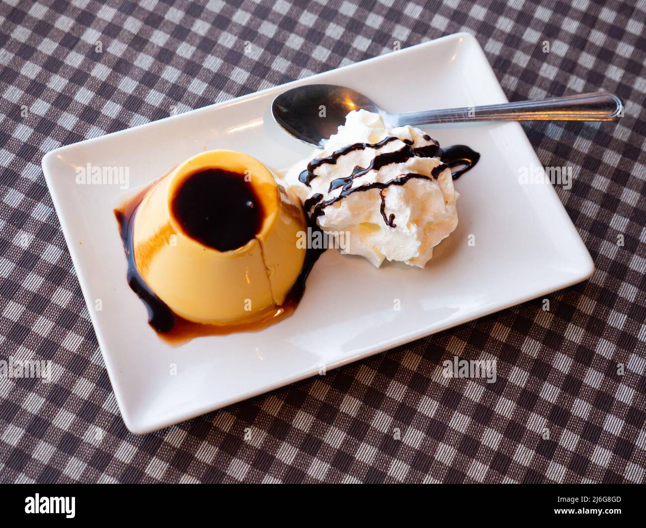 Flan con nata hi-res stock photography and images - Alamy
