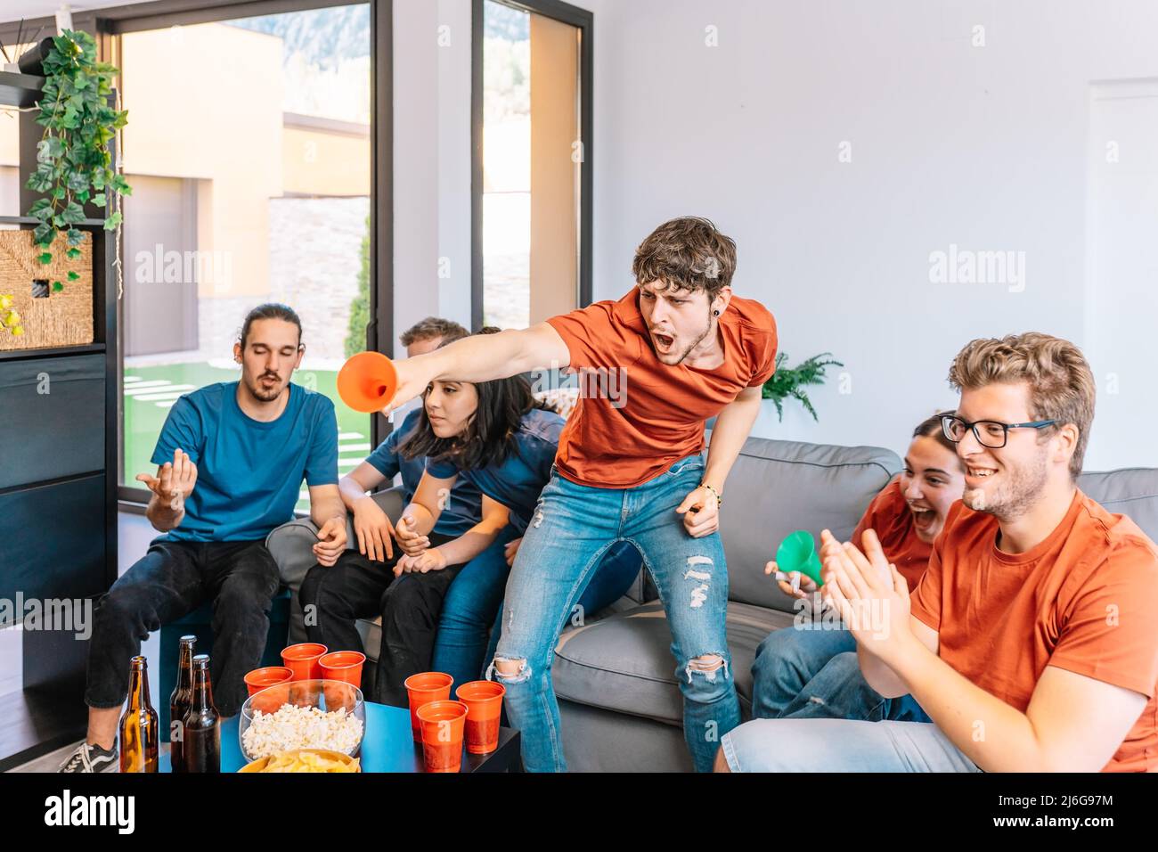 Tv facing hi-res stock photography and images - Alamy