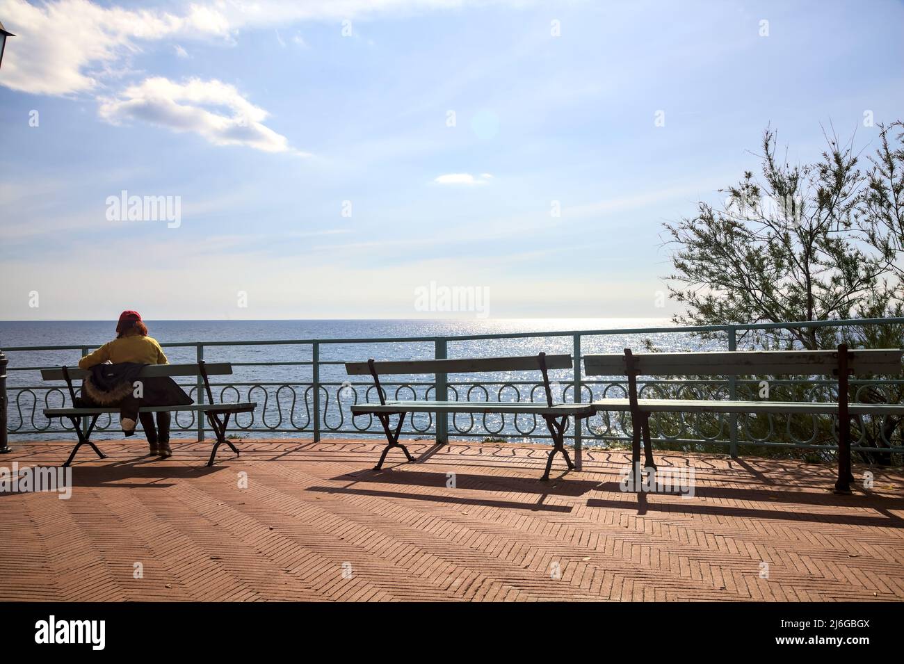 Empty bench facing the sea hi-res stock photography and images - Alamy
