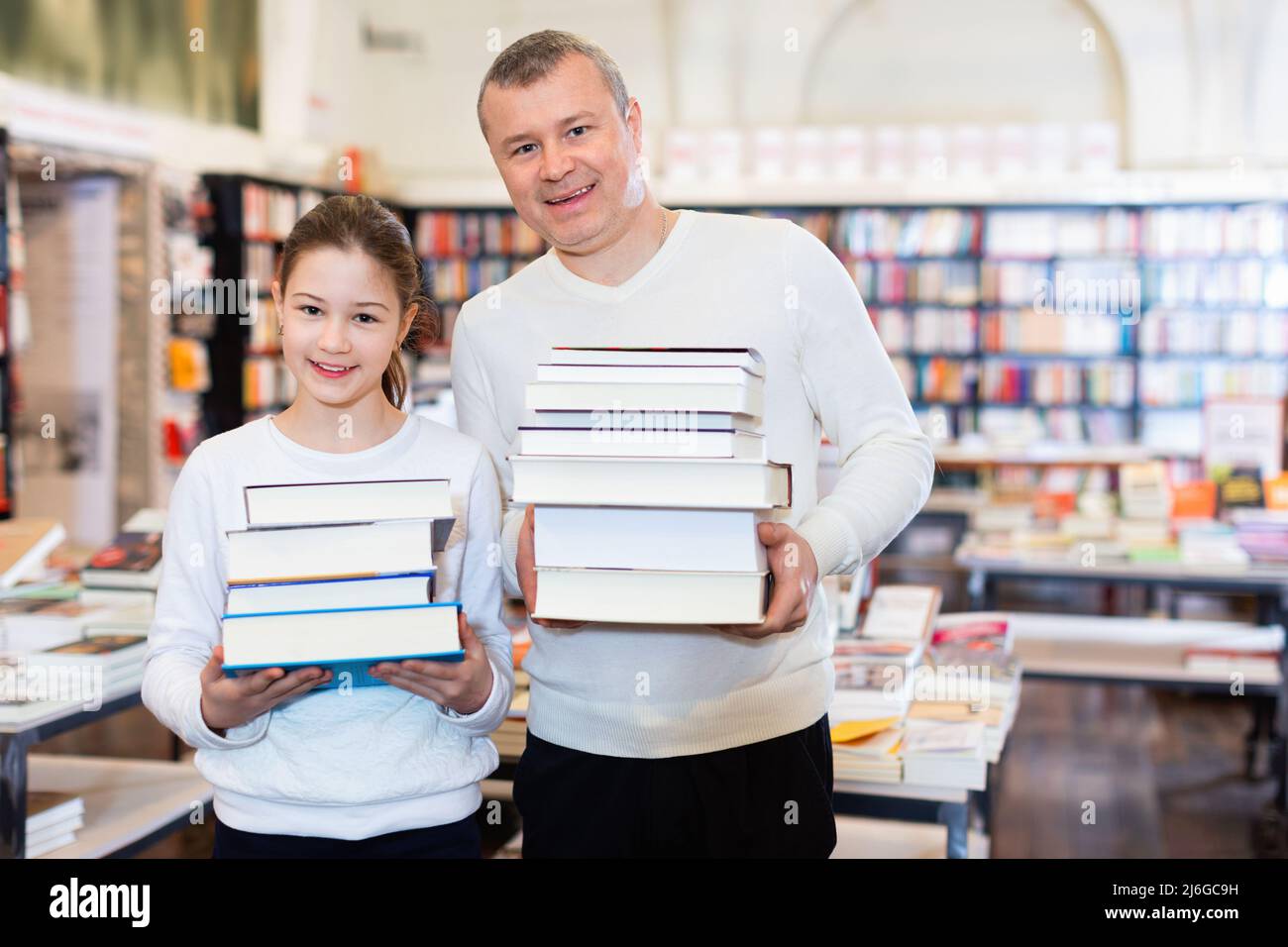 Portrait girl books in library hi-res stock photography and images - Alamy