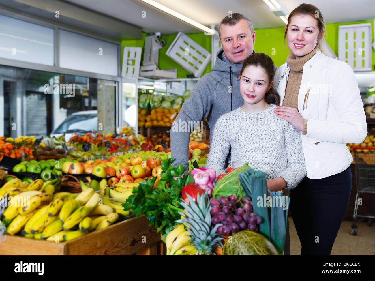 Family with purchases in fruit market Stock Photo - Alamy