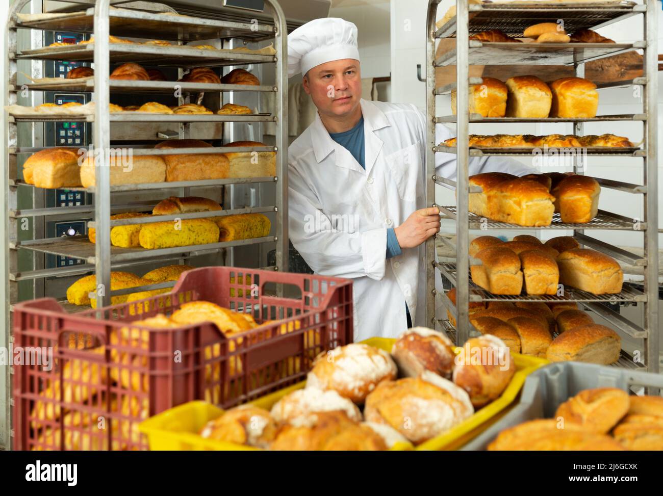 Baker putting baked bread hi-res stock photography and images - Alamy