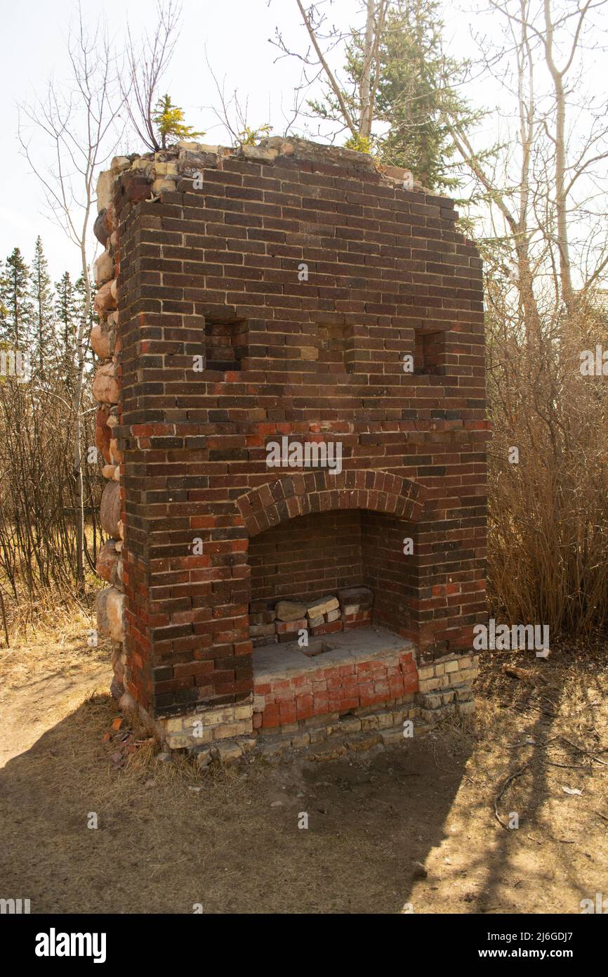 Ruin ruins fireplace hi-res stock photography and images - Alamy