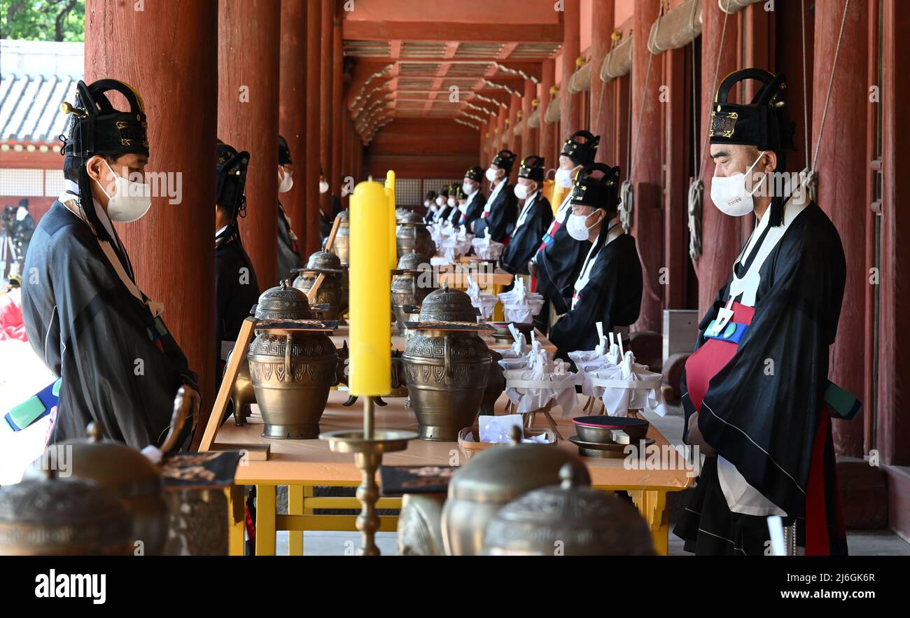 Royal ritual to honor past kings of Joseon Dynasty People dressed in ...