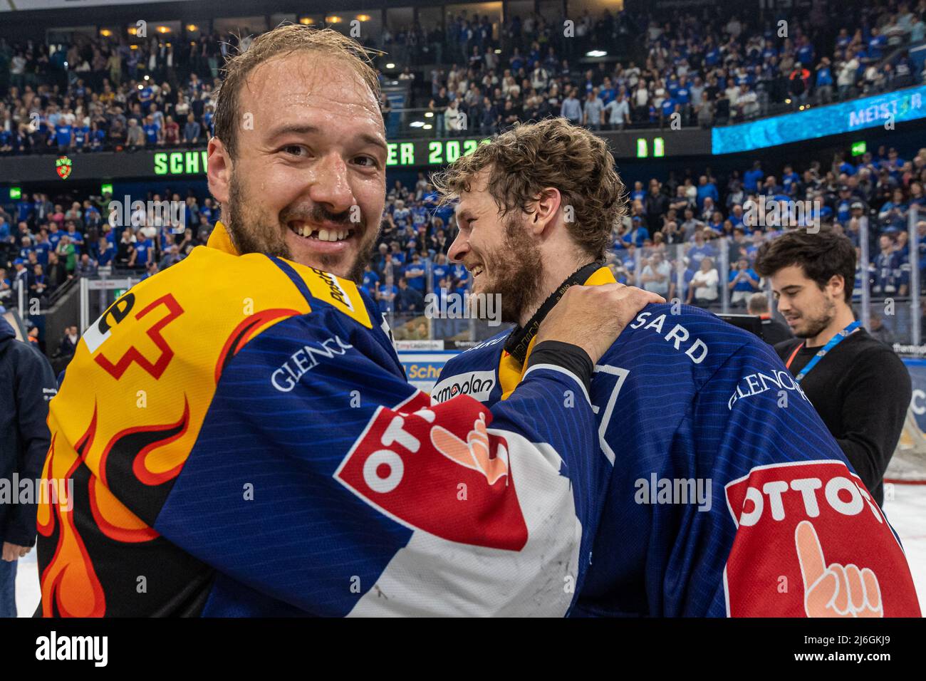 PostFinance top scorer Jan Kovar #43 (EV Zug) and goalkeeper Leonardo ...