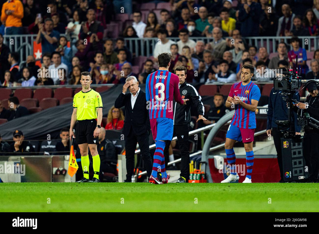 Gerard Pique (FC Barcelona) leave the pitch after his injury during La ...