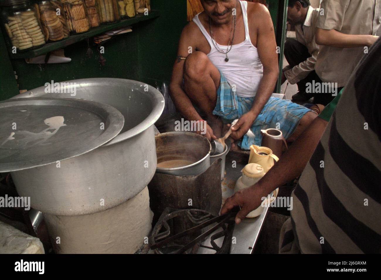 Streetside chai vendor in Kolkata, West Bengal, India Stock Photo - Alamy