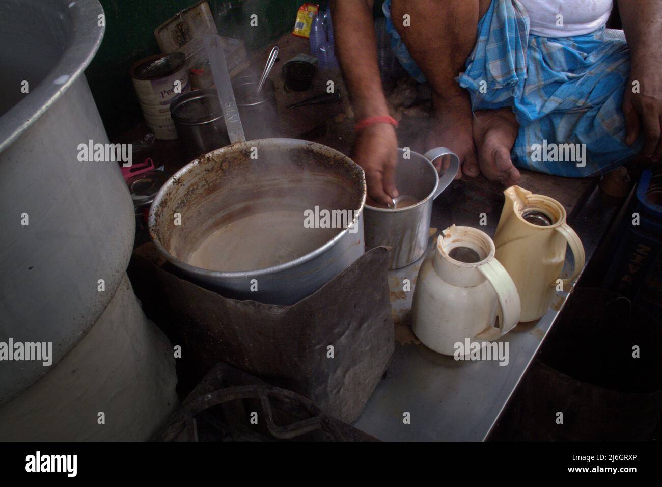Streetside chai vendor in Kolkata, West Bengal, India Stock Photo - Alamy