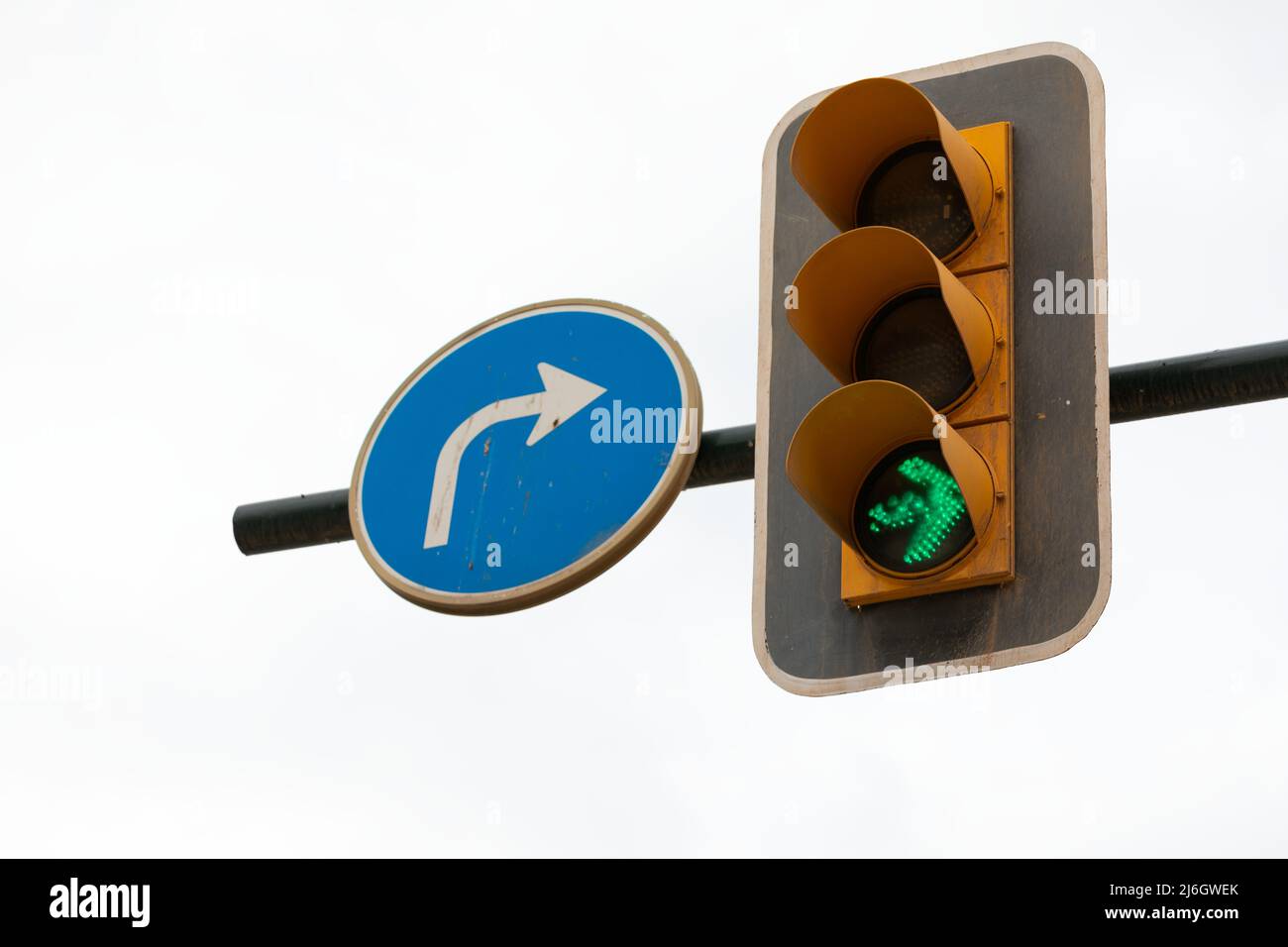 Close up picture of green color on the traffic light Stock Photo - Alamy