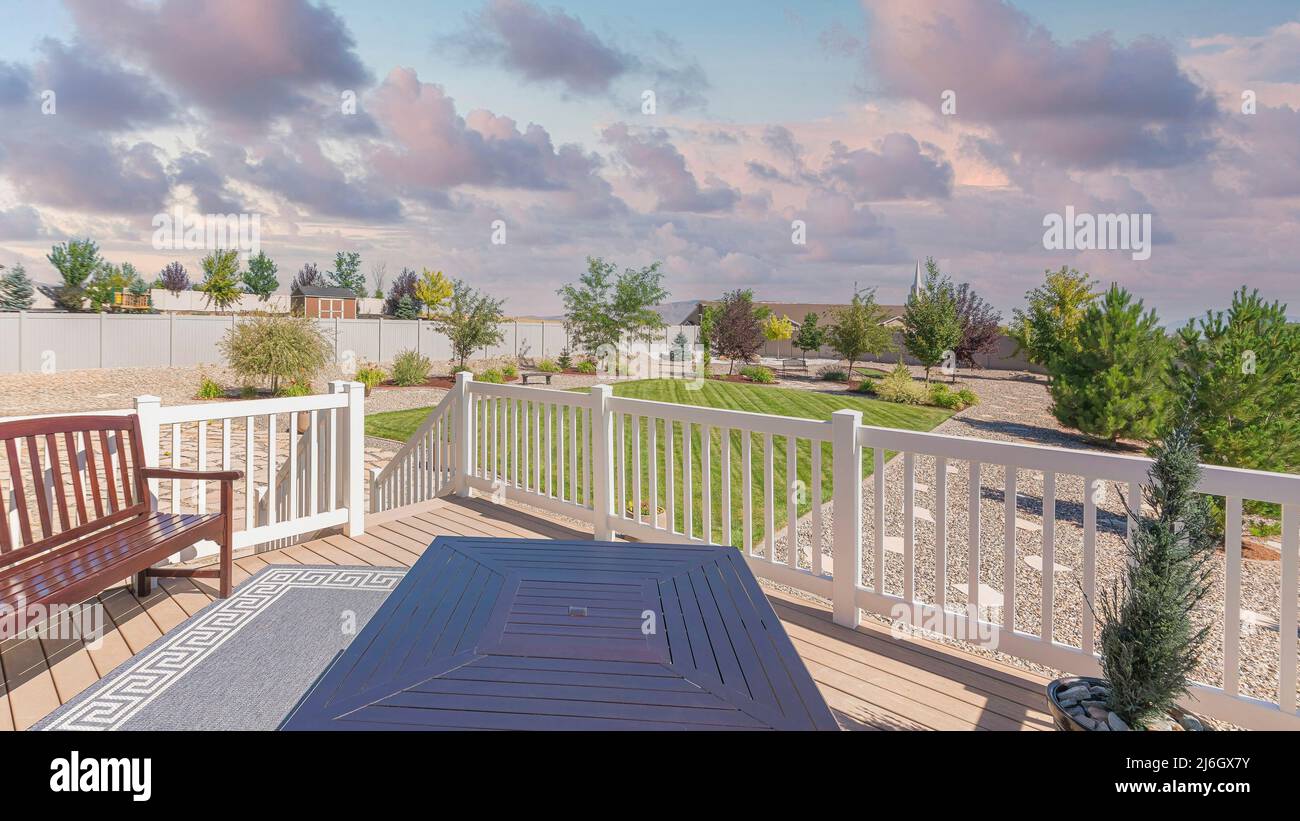 House exterior with yard pebbles hi-res stock photography and images ...