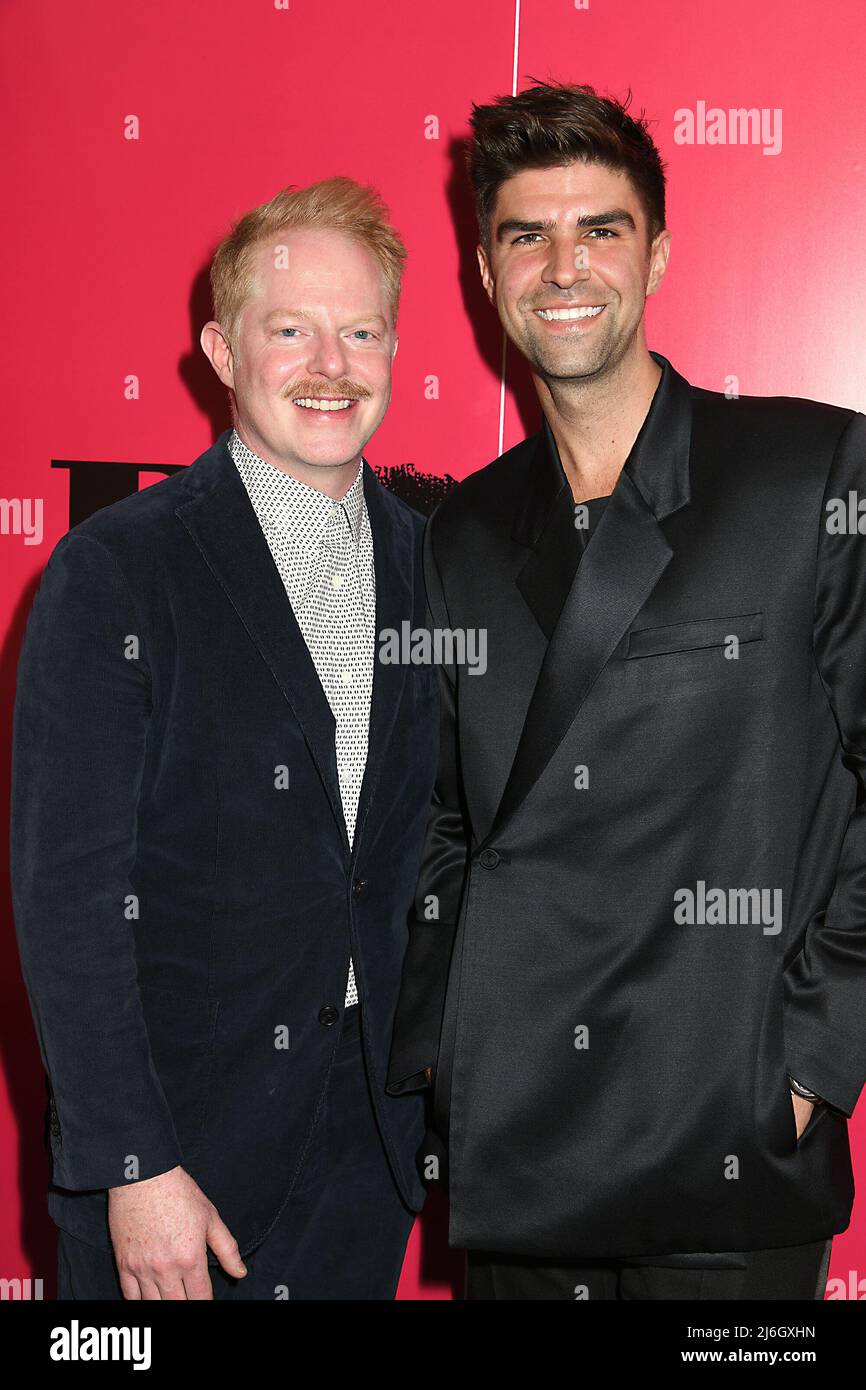 Jesse Tyler Ferguson and Justin Mikita pose for photographers before ...