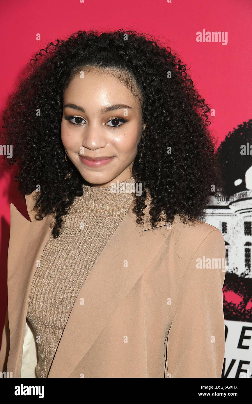 poses for photographers before the "POTUS" Broadway Opening on May 1 ...