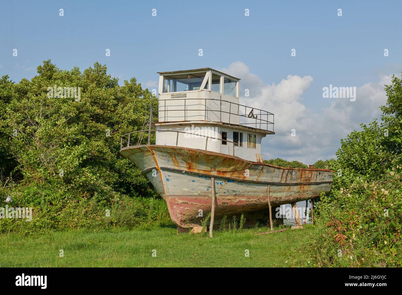 Container ship stands pier hi-res stock photography and images - Alamy
