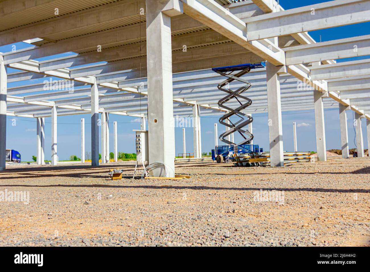 Scissor lift platform with stretched hydraulic system at maximum height ...