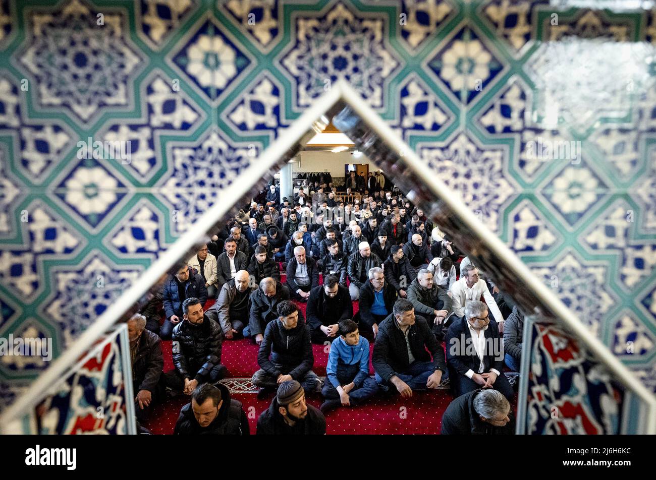 Moroccan muslim women prayers hi-res stock photography and images - Alamy