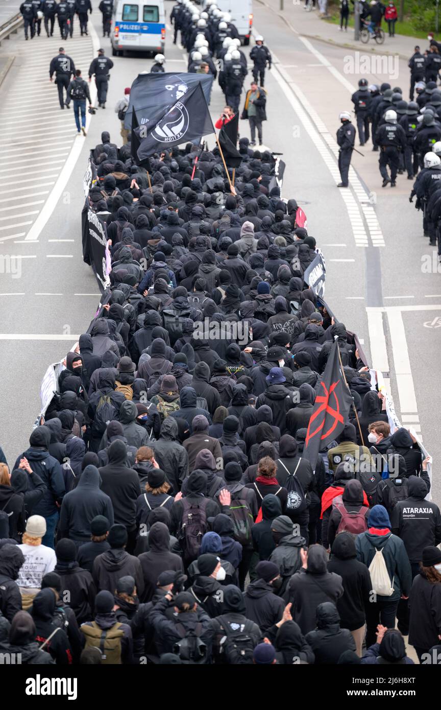 01 May 2022, Hamburg: Participants of the demonstration under the motto ...