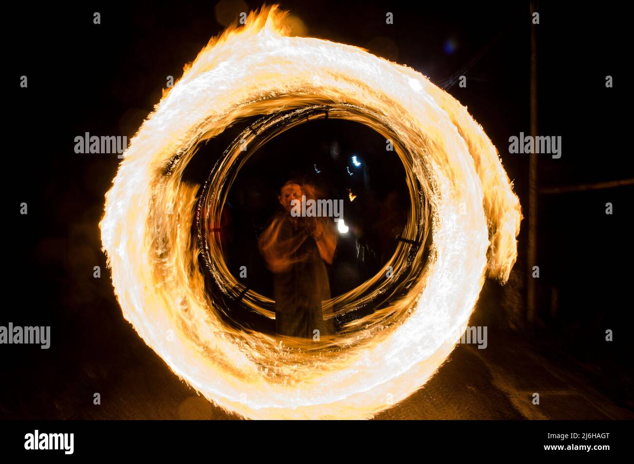 (220502) -- YOGYAKARTA, May 2, 2022 (Xinhua) -- People play with fire ...