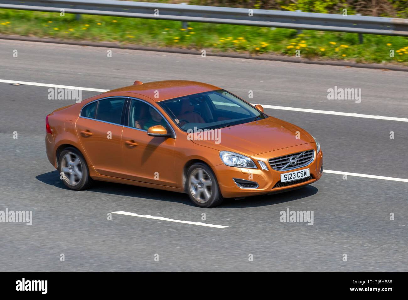 2010 bronze Volvo S60 D3 ES 1984cc diesel four door saloon Stock Photo ...