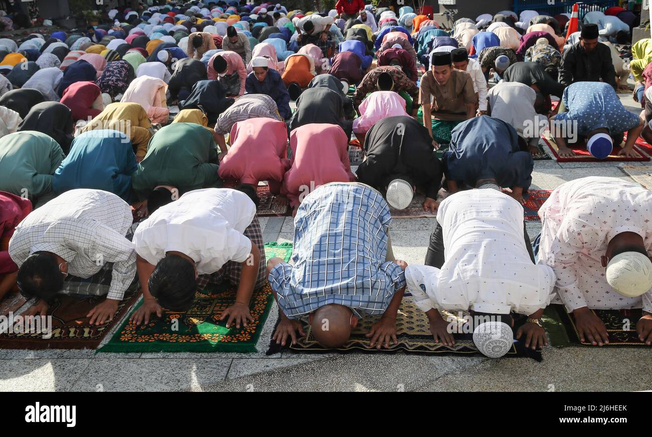 Muslims participate in the Eid al-Fitr prayers at the Masjid Jamek ...