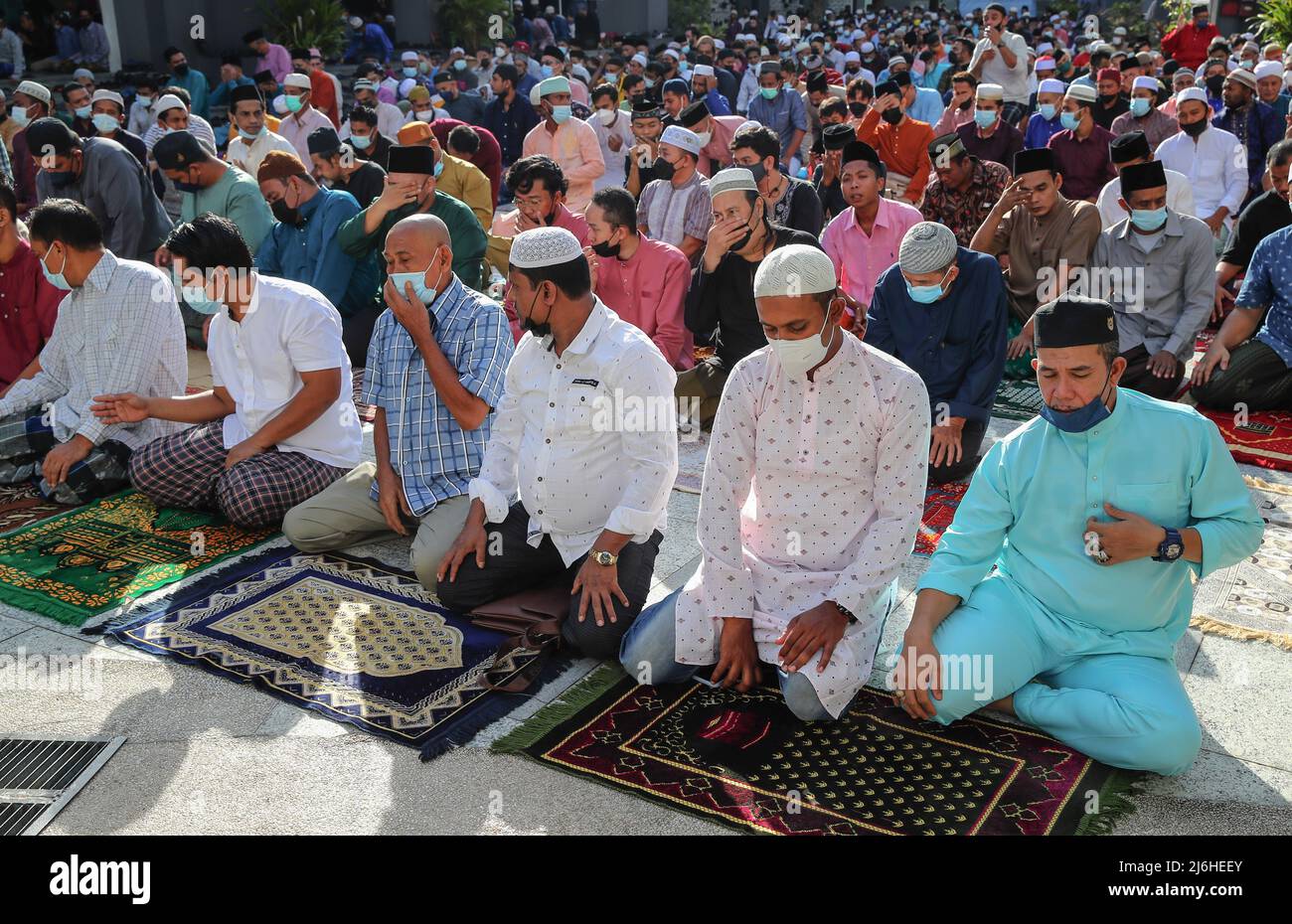 Muslims participate in the Eid al-Fitr prayers at the Masjid Jamek ...