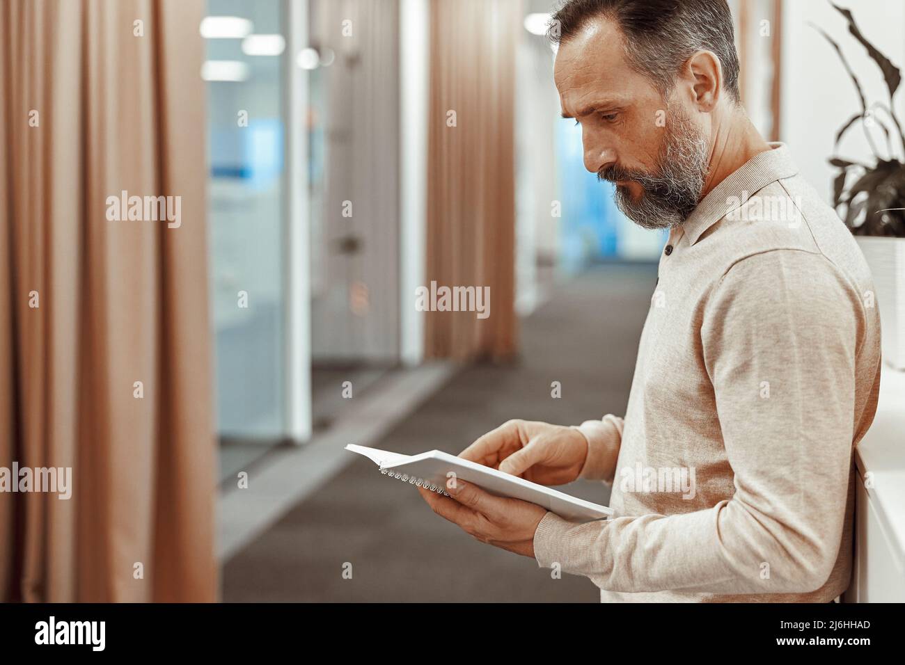 Side view holding notepad hi-res stock photography and images - Alamy