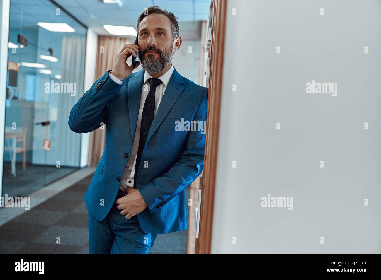Busy office answering hi-res stock photography and images - Alamy