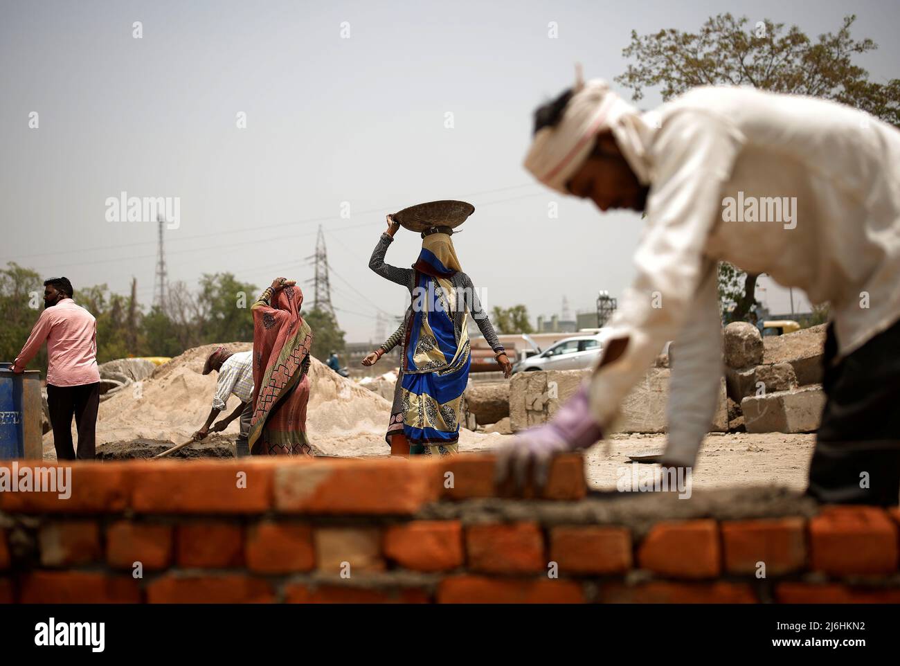 Labourers construction site delhi india hi-res stock photography and ...