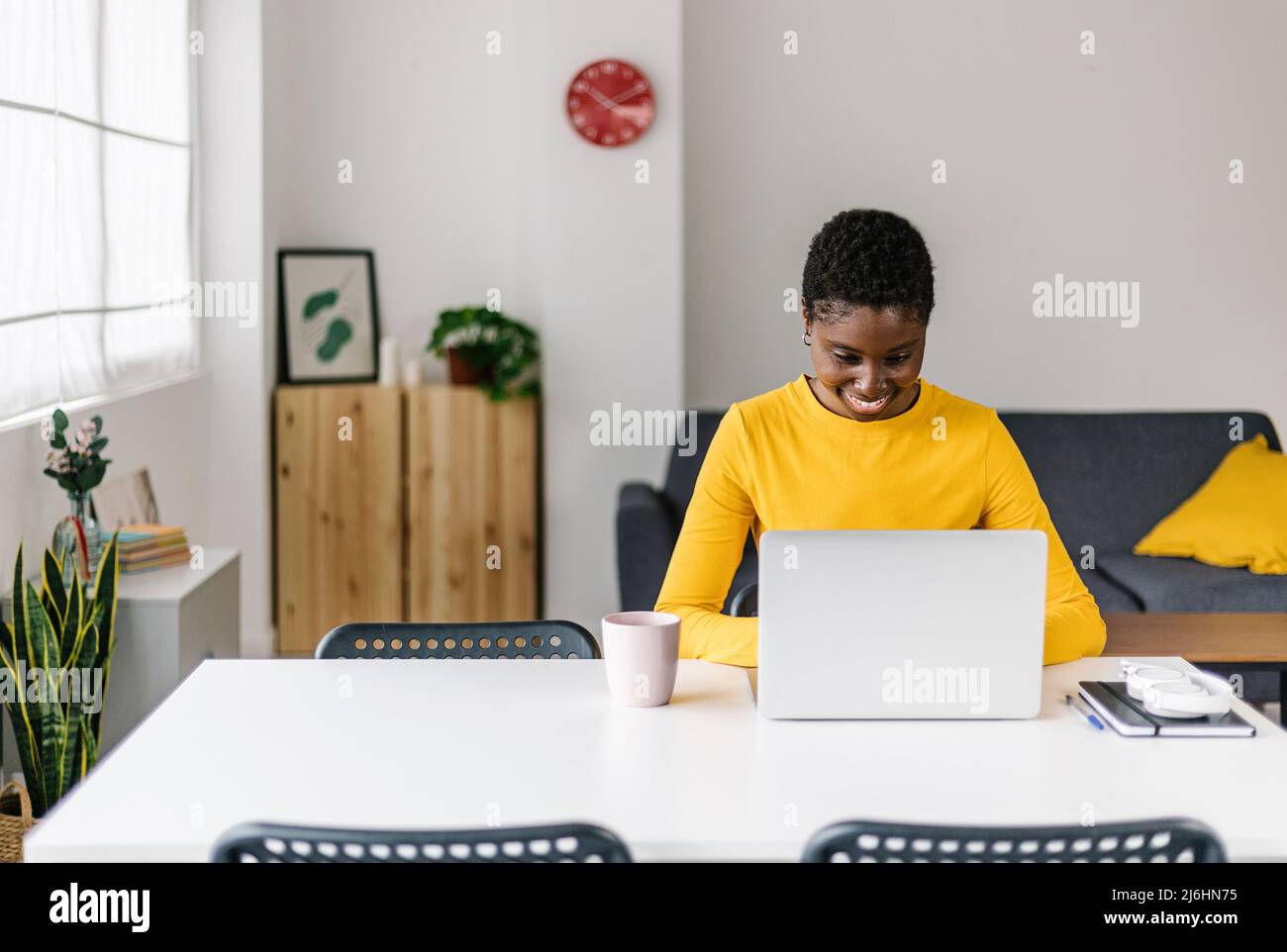 Black girl student using laptop hi-res stock photography and images - Alamy