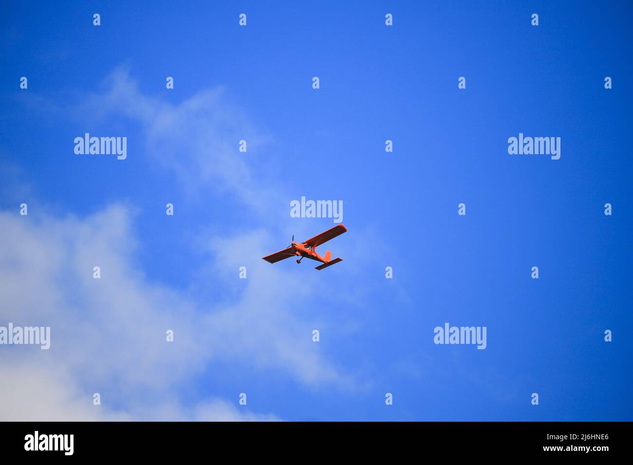Propeller flying aeroplane hi-res stock photography and images - Alamy