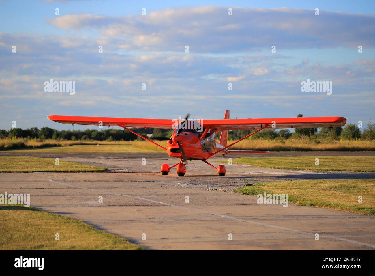 Aeroplane transportation flying landing runway hi-res stock photography ...