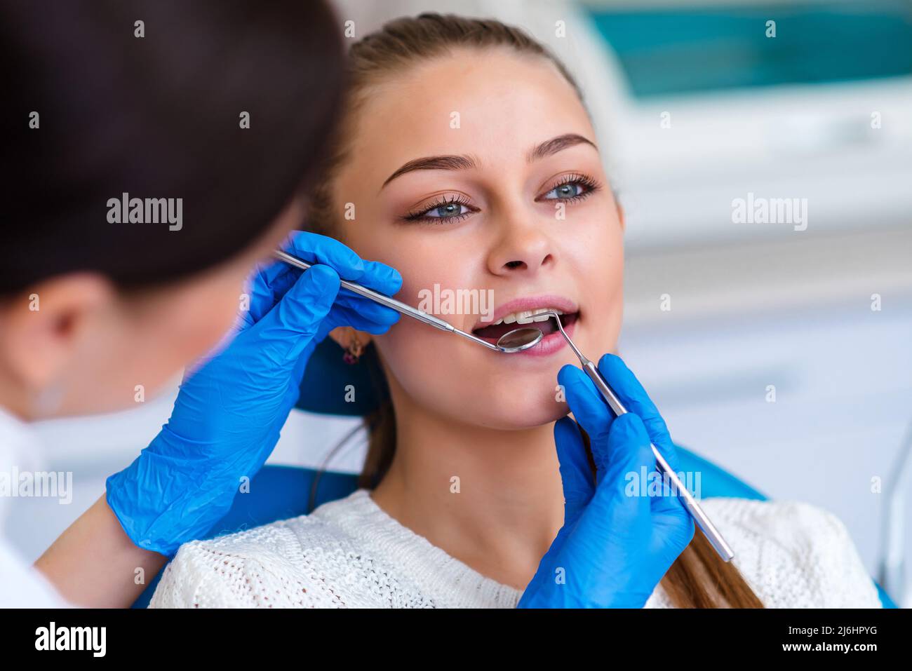 Dentist chair treatment room hi-res stock photography and images - Alamy