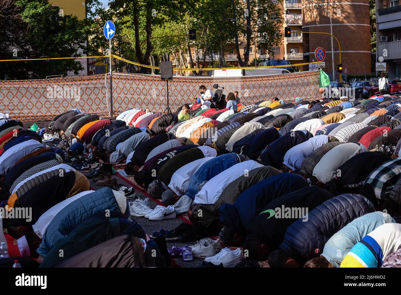Muslims perform Eid al-Fitr prayers marking the end of the holy fasting ...