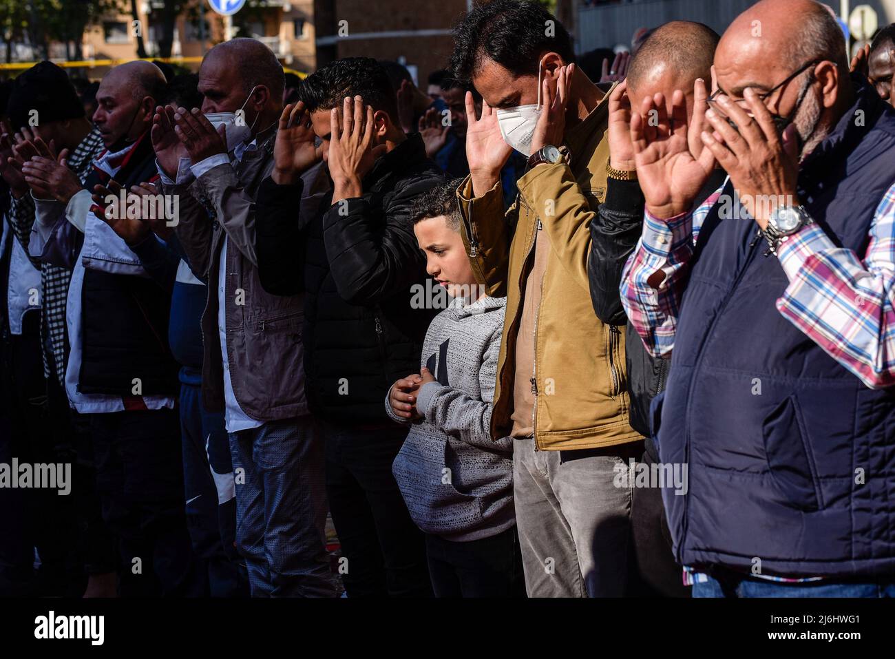 Muslims perform Eid al-Fitr prayers marking the end of the holy fasting ...